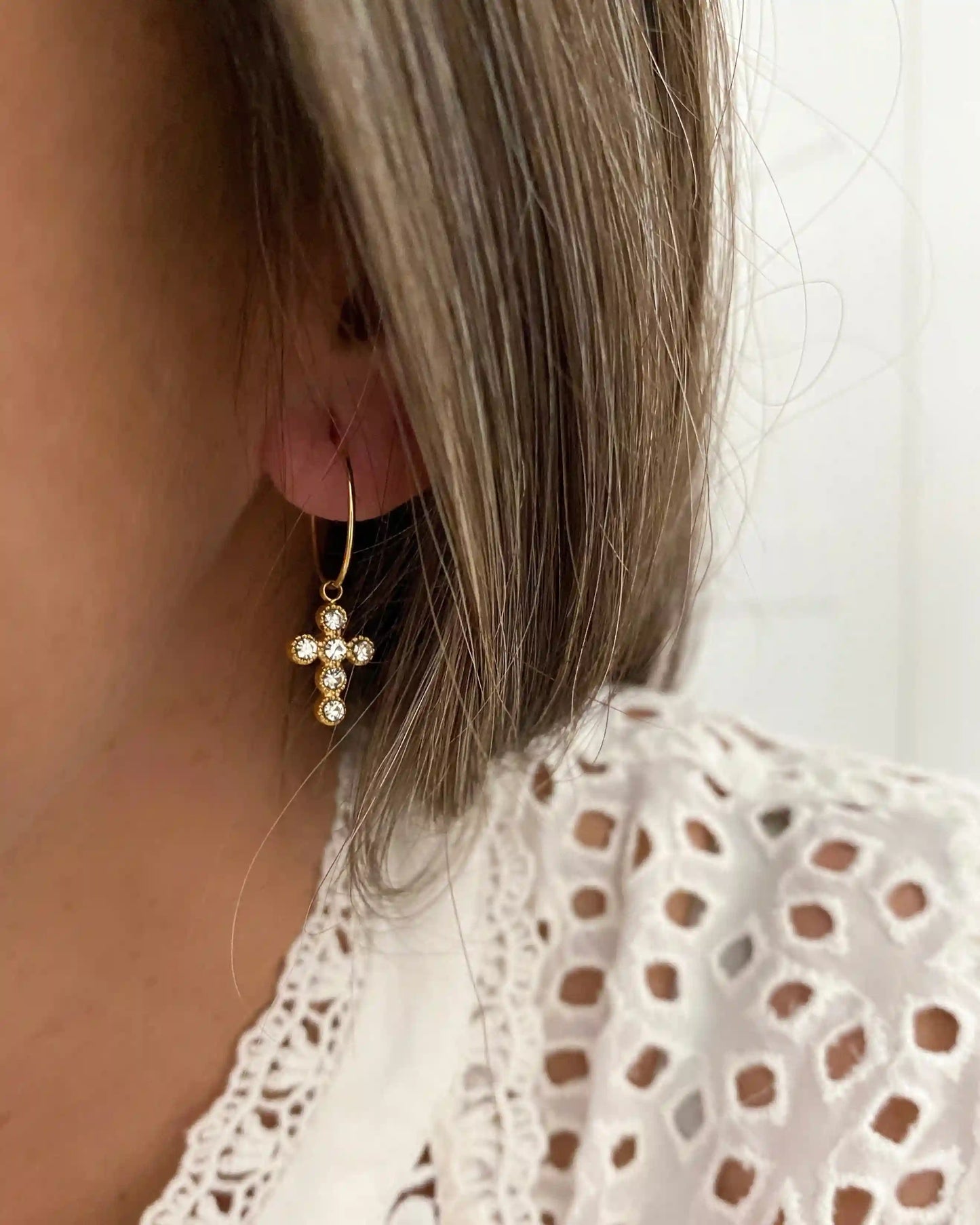 Aritos Midi Cruz Blanca – Clue Jewelry